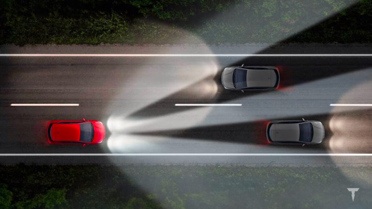 Tesla: un aggiornamento abiliterà i fari Matrix sulle Model Y e 3
